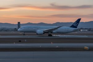 How to Land an Airplane Safely: A Step-by-Step Guide - AviationCV Blog